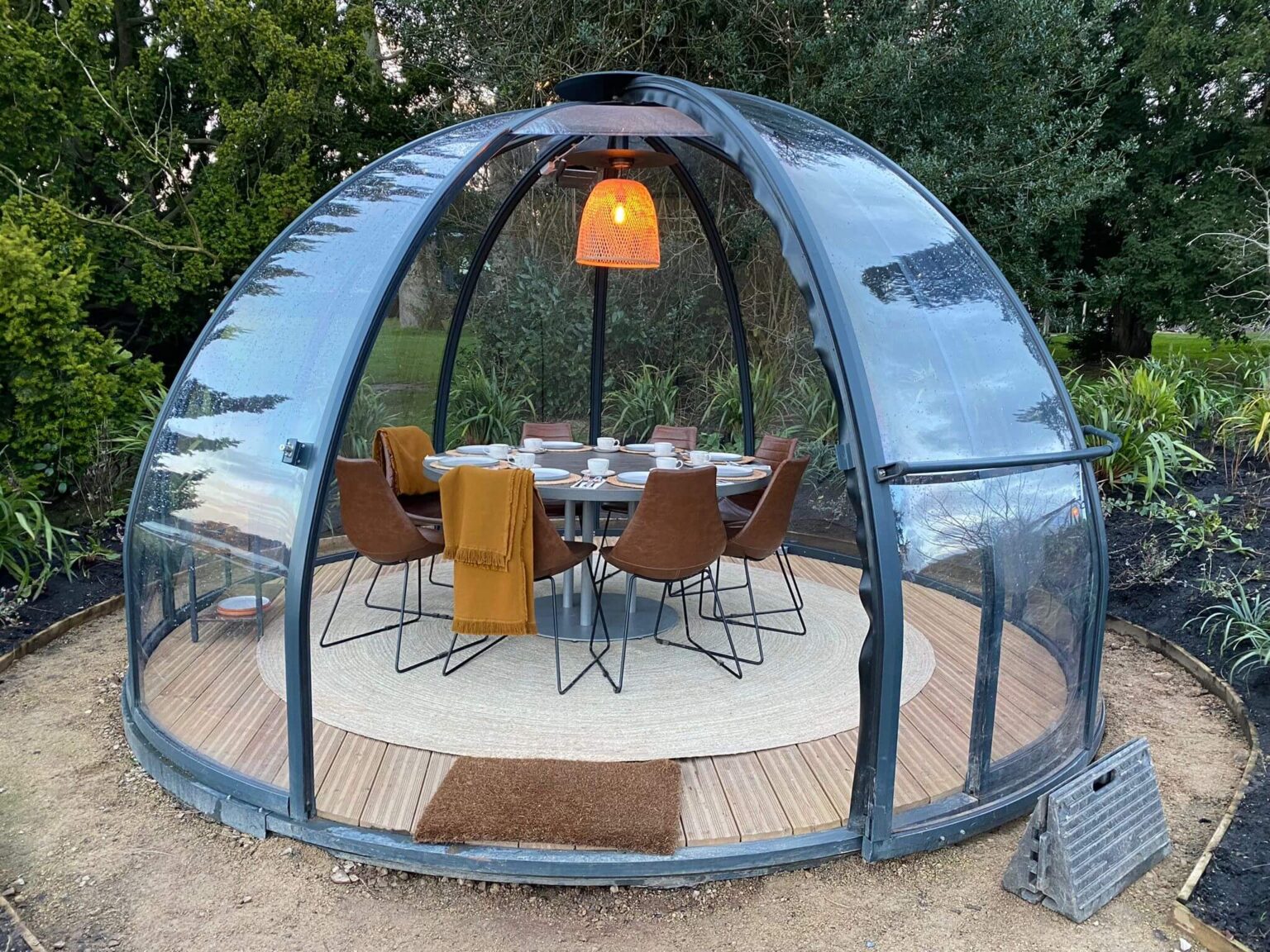 Royal Dome Dining Pod